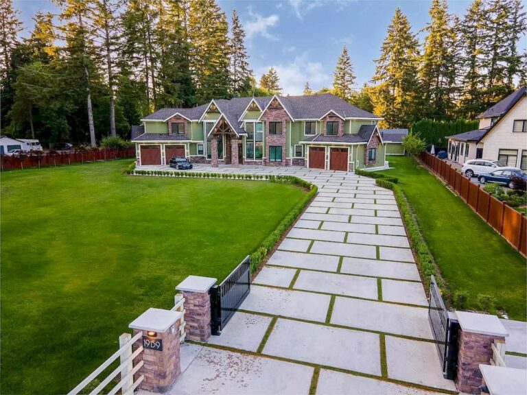 Luxury Contemporary Farm-Style Mansion in Surrey