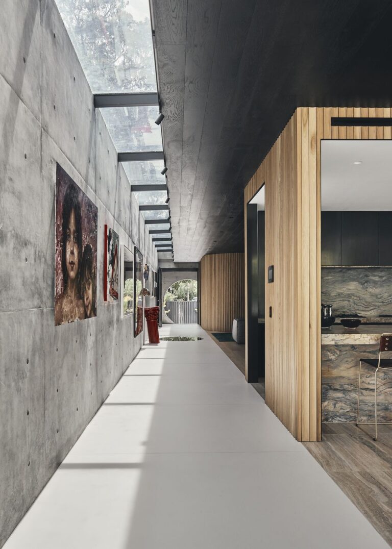 JARtB House with a Translucent Glass Mural by Kavellaris Urban Design