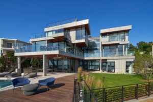 On The Hill House, U-Shaped House Facing NYC by Narofsky Architecture