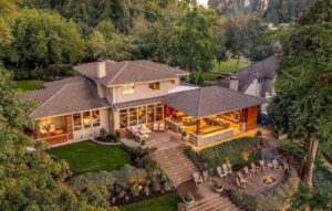 Stunning River House in Oregon Designed with a Vacation-like Feel ...