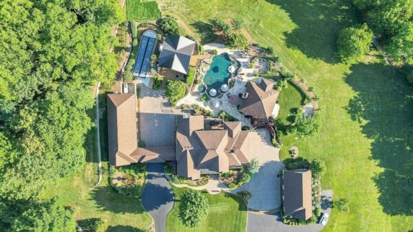 This Stunning Estate in Tennessee Features a Life of Luxury and ...