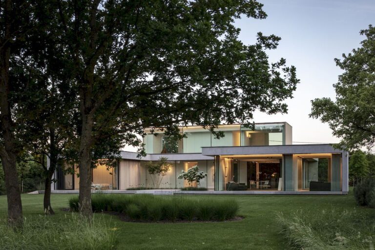 Villa Bonh, an U-shaped home in contemporary fashion by CAS architecten