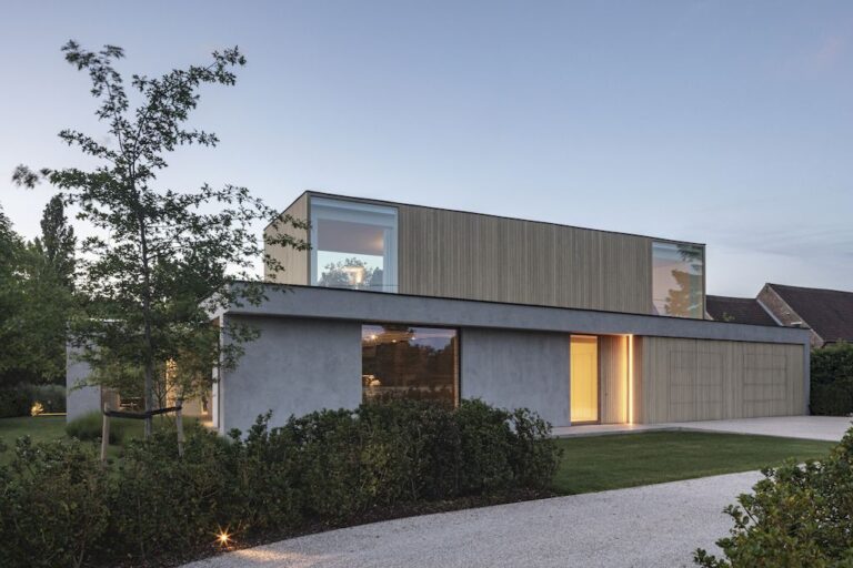 Villa Bonh, an U-shaped home in contemporary fashion by CAS architecten