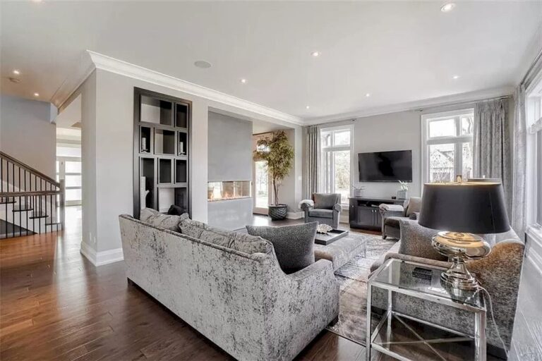Beautiful Custom Built Home in Oakville Lists for C$4,850,000