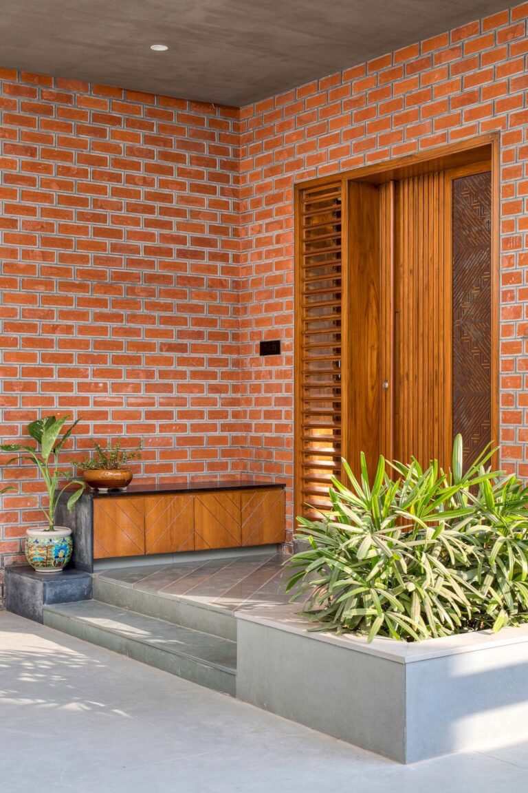 Brick Screen House in charm traditional style in India by MS Design Studio