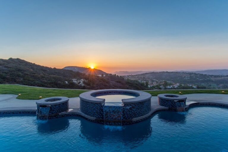 $6.295M Calabasas Home Offers Superb Privacy and Spectacular Views