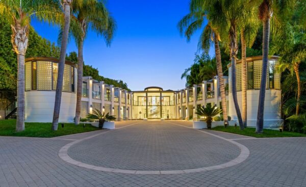 This Remarkable Architectural Villa in Malibu is A Truly Paradise for ...