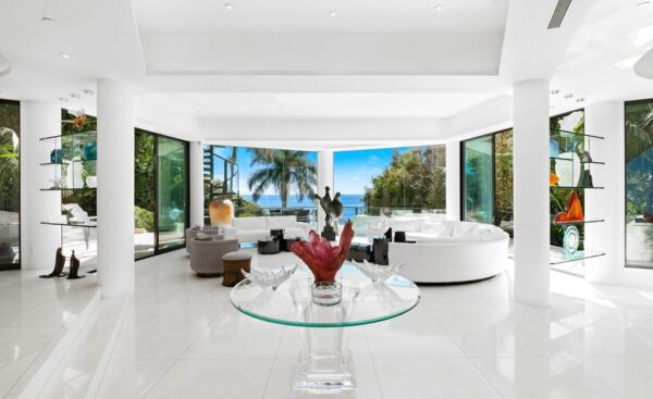 This Remarkable Architectural Villa in Malibu is A Truly Paradise for ...