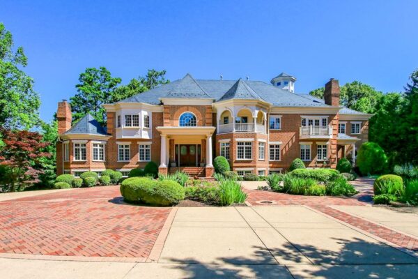 Unparalleled Luxury Estate with Sophisticated Elegance of Lavish Living ...