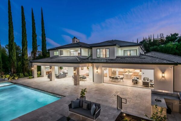 Stunning Estate with A Private Entertainers Backyard and Spectacular ...