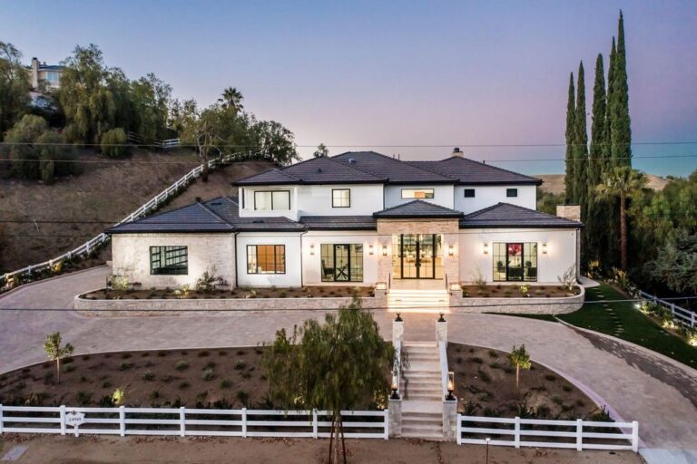 Stunning Estate with A Private Entertainers Backyard and Spectacular ...