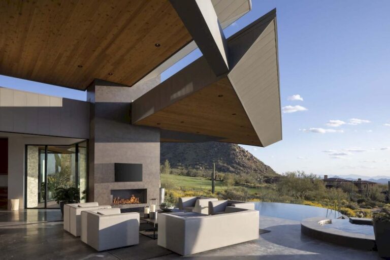 Unique Shape Design of Crusader House in Arizona by Drewett Works