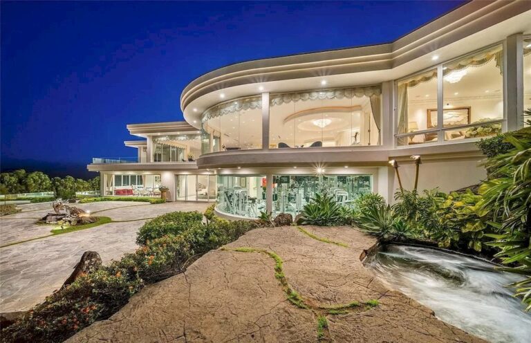 Walls of Glass of this $11,600,000 Hillside Home Capture Breathtaking ...