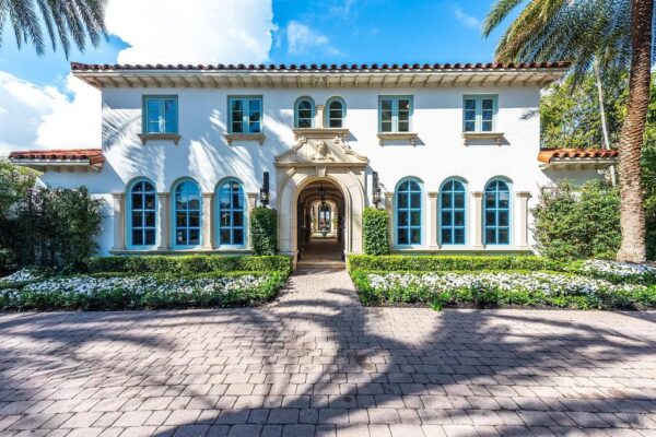 $49.5M wonderful Mediterranean villa in Palm Beach with exquisite finishes