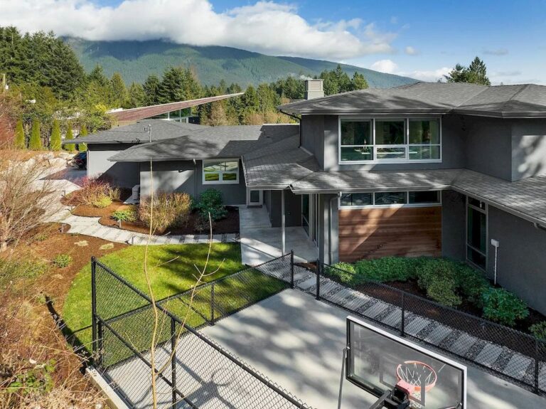 West Coast Contemporary Masterpiece: A Seamless Blend of Nature and Luxury