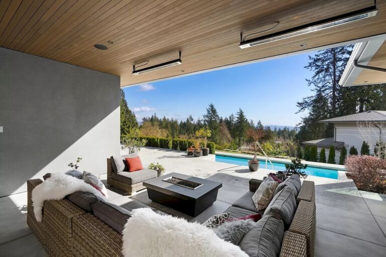 West Coast Contemporary Masterpiece: A Seamless Blend of Nature and Luxury