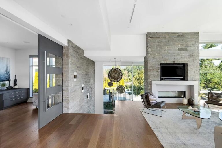 West Coast Contemporary Masterpiece: A Seamless Blend of Nature and Luxury