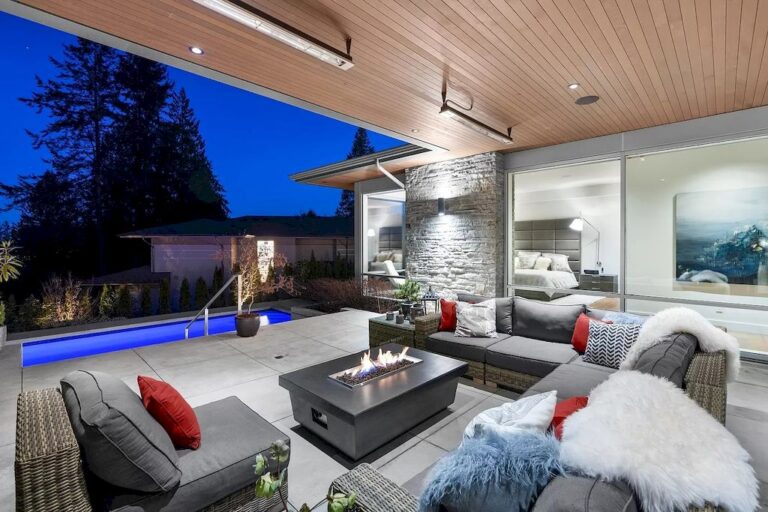 West Coast Contemporary Masterpiece: A Seamless Blend of Nature and Luxury