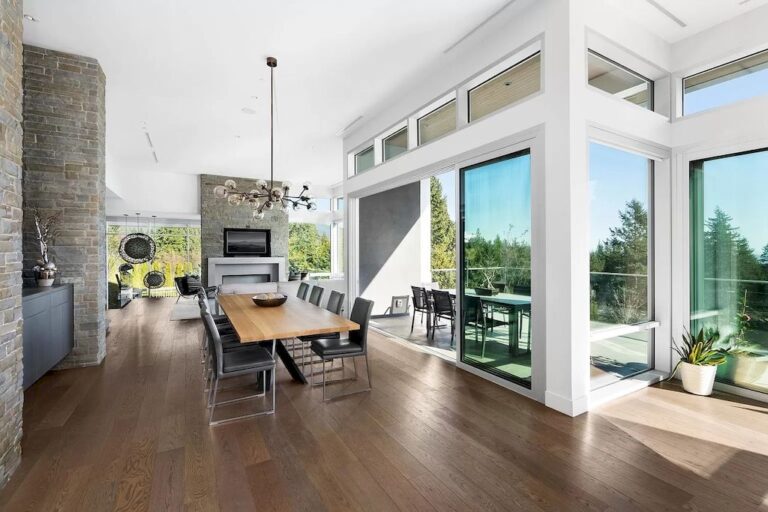 West Coast Contemporary Masterpiece: A Seamless Blend of Nature and Luxury
