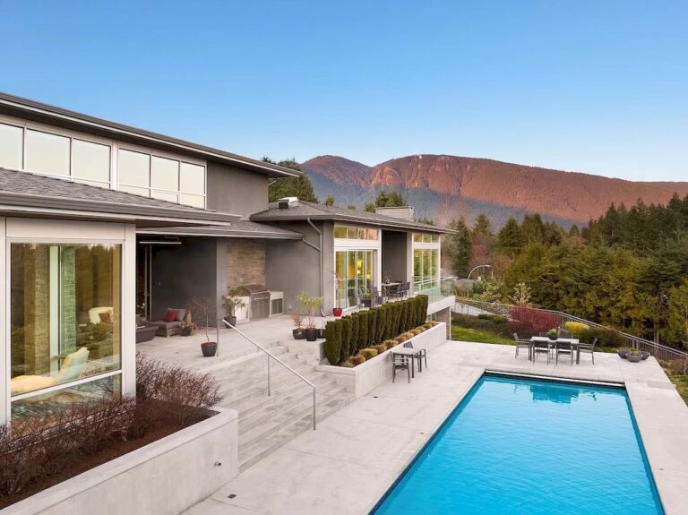 West Coast Contemporary Masterpiece: A Seamless Blend of Nature and Luxury