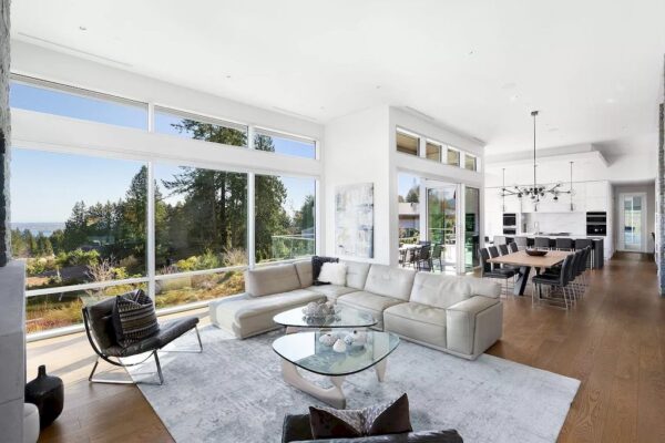 West Coast Contemporary Masterpiece: A Seamless Blend of Nature and Luxury
