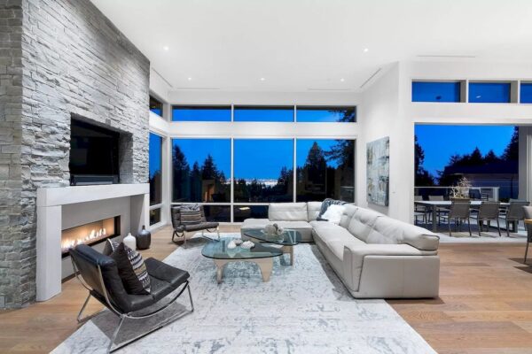 West Coast Contemporary Masterpiece: A Seamless Blend of Nature and Luxury
