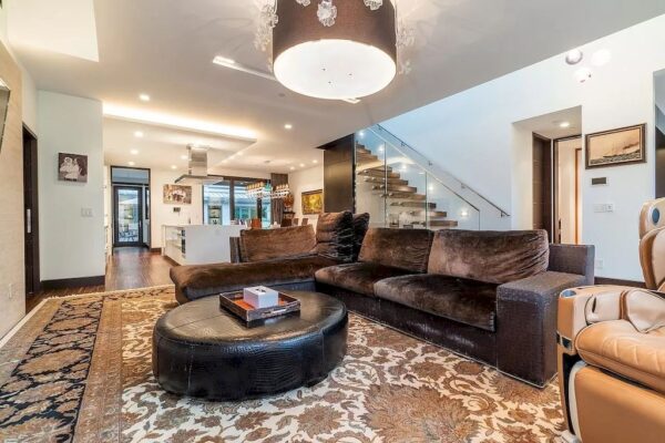 Fusion of Modern with Traditional Japanese Aesthetic Creates C ...