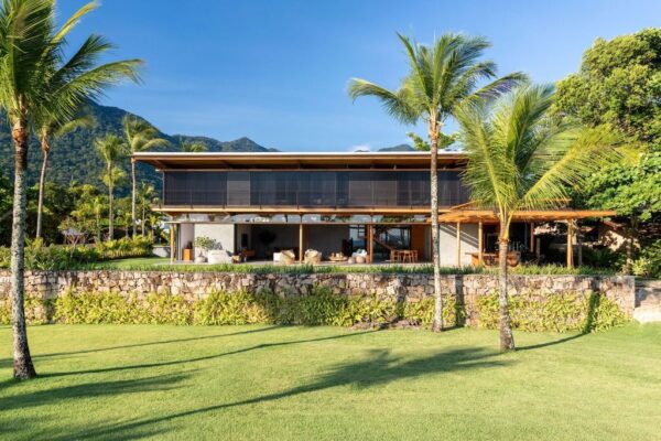 House Guaeca II Located in a Green Area in Brazil by AMZ Arquitetos