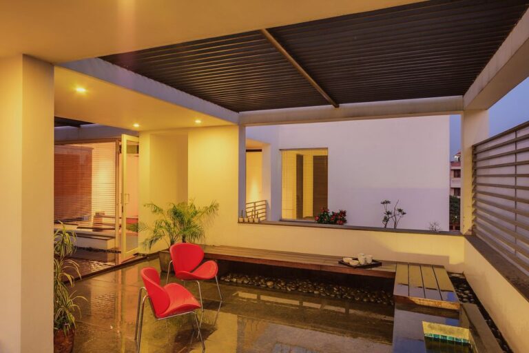The Overhang House, a Cozy Home in India Designed by DADA Partners