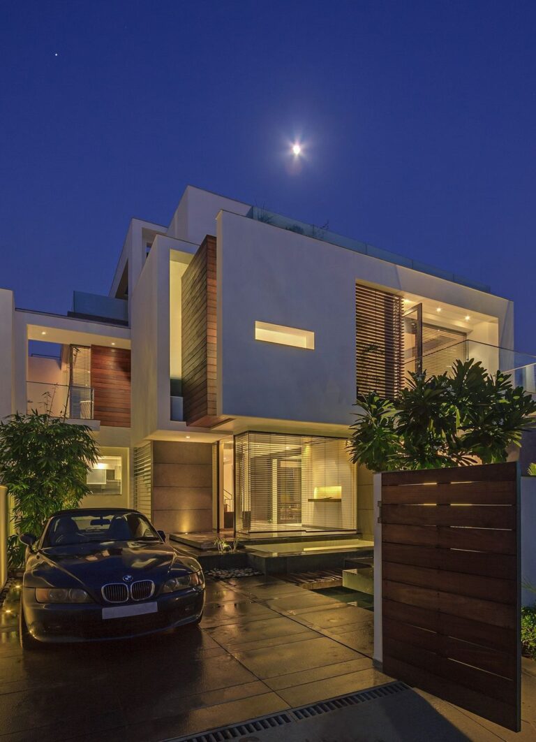 The Overhang House, a Cozy Home in India Designed by DADA Partners