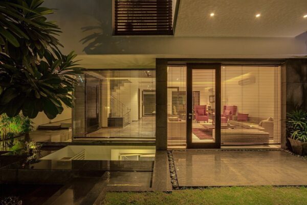 The Overhang House, a Cozy Home in India Designed by DADA Partners