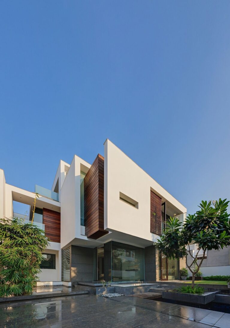 The Overhang House, a Cozy Home in India Designed by DADA Partners