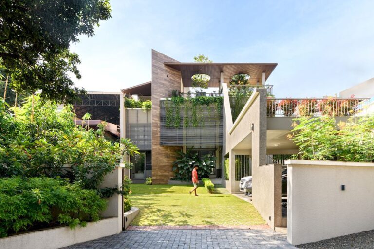 Anvar Residence with Beautiful Landscape in India by Silpi Architects