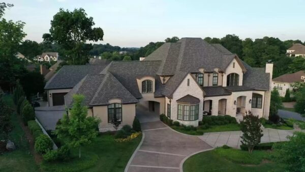 Gorgeous Estate in Tennessee with Great Open Floor Plan for Entertaining