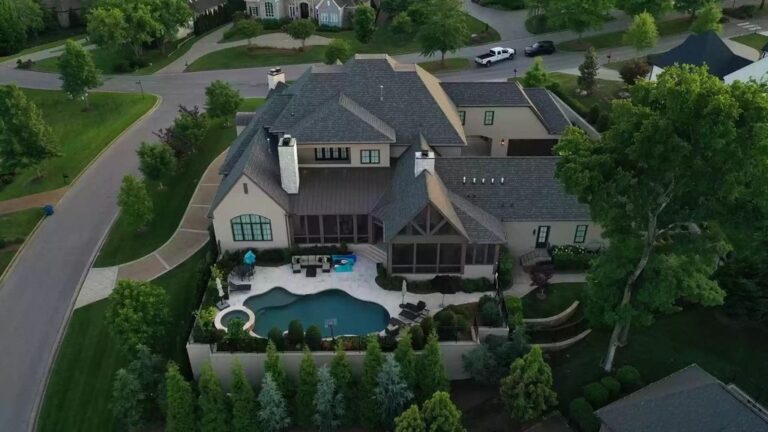 Gorgeous Estate in Tennessee with Great Open Floor Plan for Entertaining