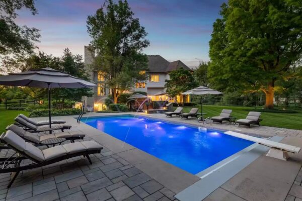 Luxurious Secluded Estate on 1.5 Acres of Tranquil Beauty Defines ...