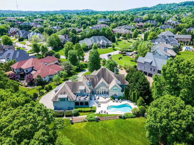 This Estate Commands Gorgeous Views Throughout in Tennessee
