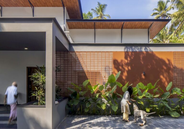 Void House with Tropical Modernism Design by i2a Architects Studio