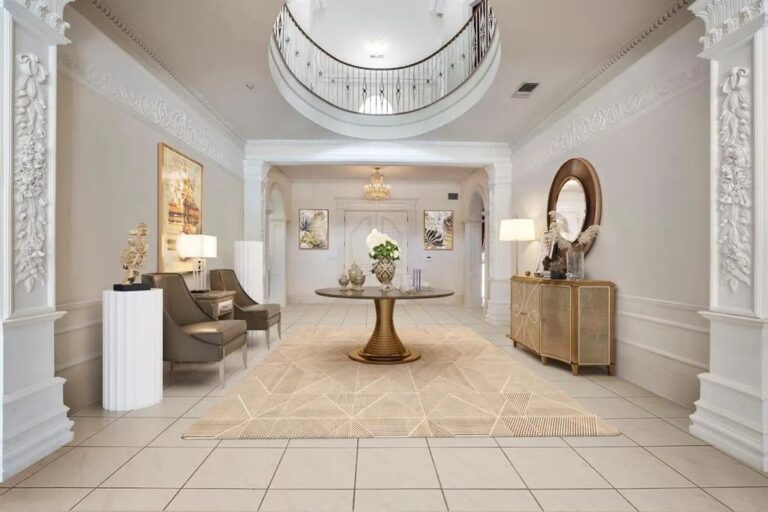 A Spectacularly Elegant Estate in Houston Features Meticulously ...