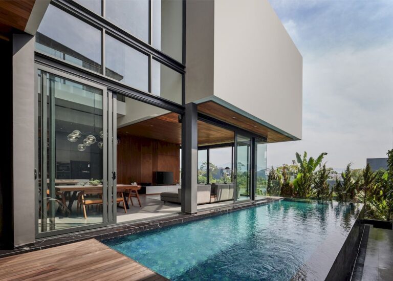 SS House with Semi resort Concept for Weekend Retreat by Rakta Studio