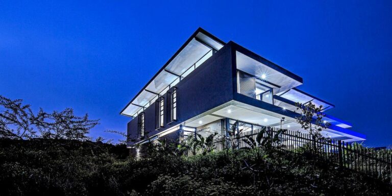 Fuchsia House with Contemporary Design by Metropole Architects