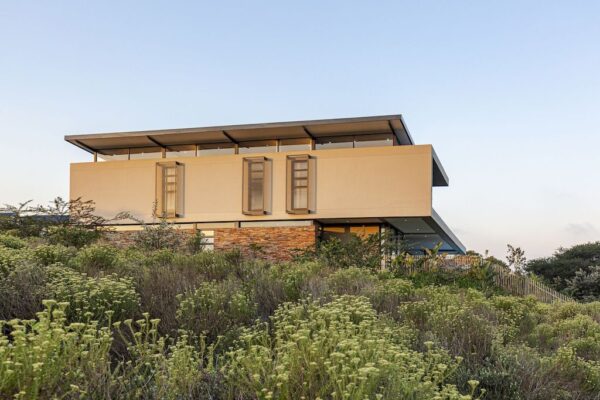 Fuchsia House with Contemporary Design by Metropole Architects