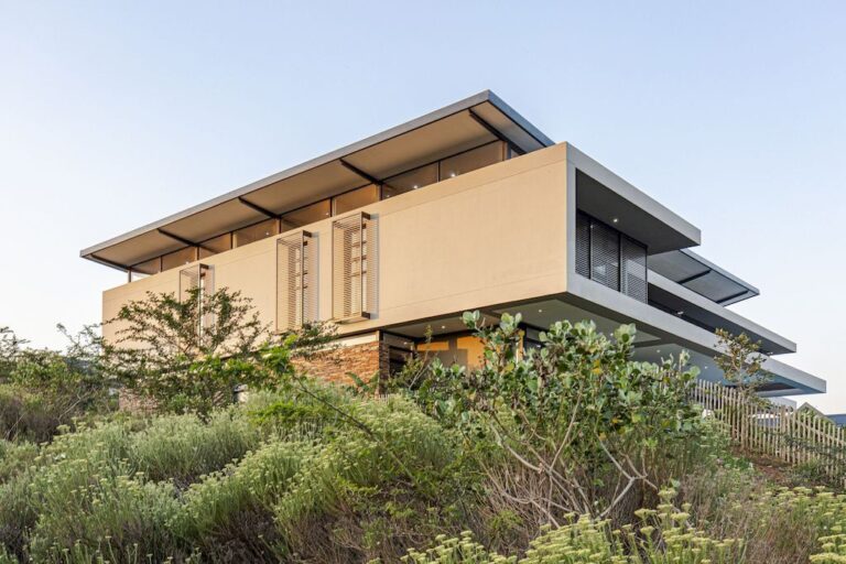 Fuchsia House with Contemporary Design by Metropole Architects