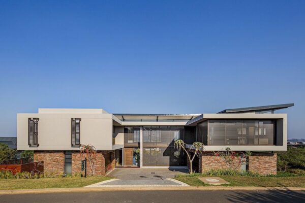 Fuchsia House with Contemporary Design by Metropole Architects