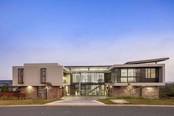 Fuchsia House with Contemporary Design by Metropole Architects