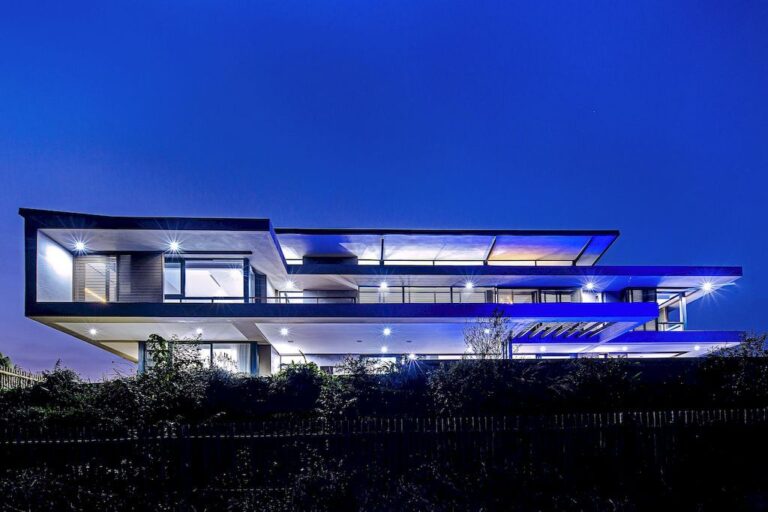 Fuchsia House with Contemporary Design by Metropole Architects