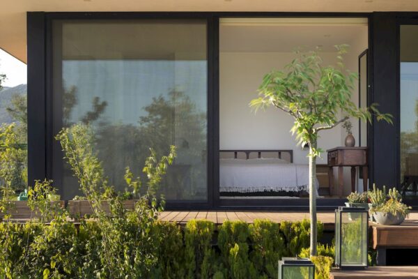 Reed House with Open Plan by Kamil Taner Architecture & Interiors