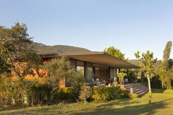 Reed House with Open Plan by Kamil Taner Architecture & Interiors