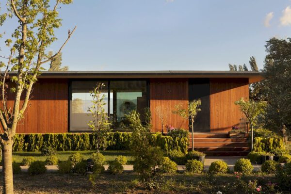 Reed House with Open Plan by Kamil Taner Architecture & Interiors