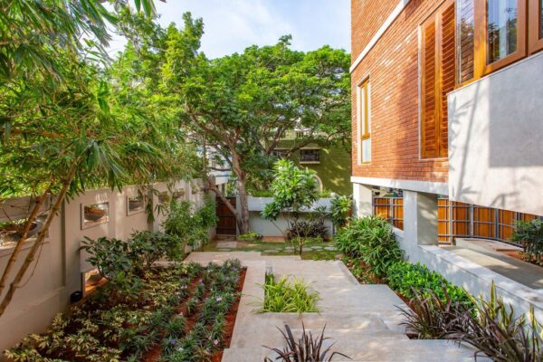 The Gully Home in India with beautiful view of sea by ED+ Architecture